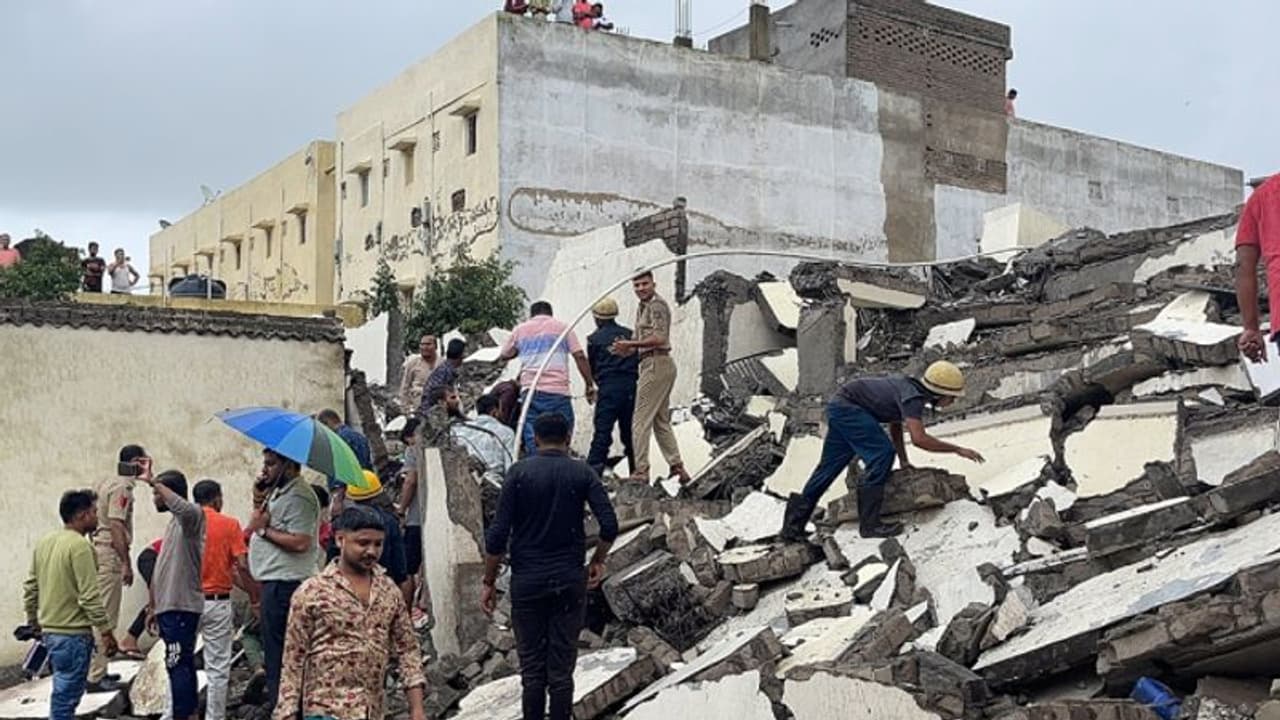 Gujarat Building Collapse : குஜராத்.. சரிந்து விழுந்த அடுக்குமாடி ...