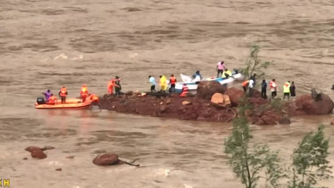 Arjun rescue mision live | Decomposed Body Found In Shiroor Landslide ...
