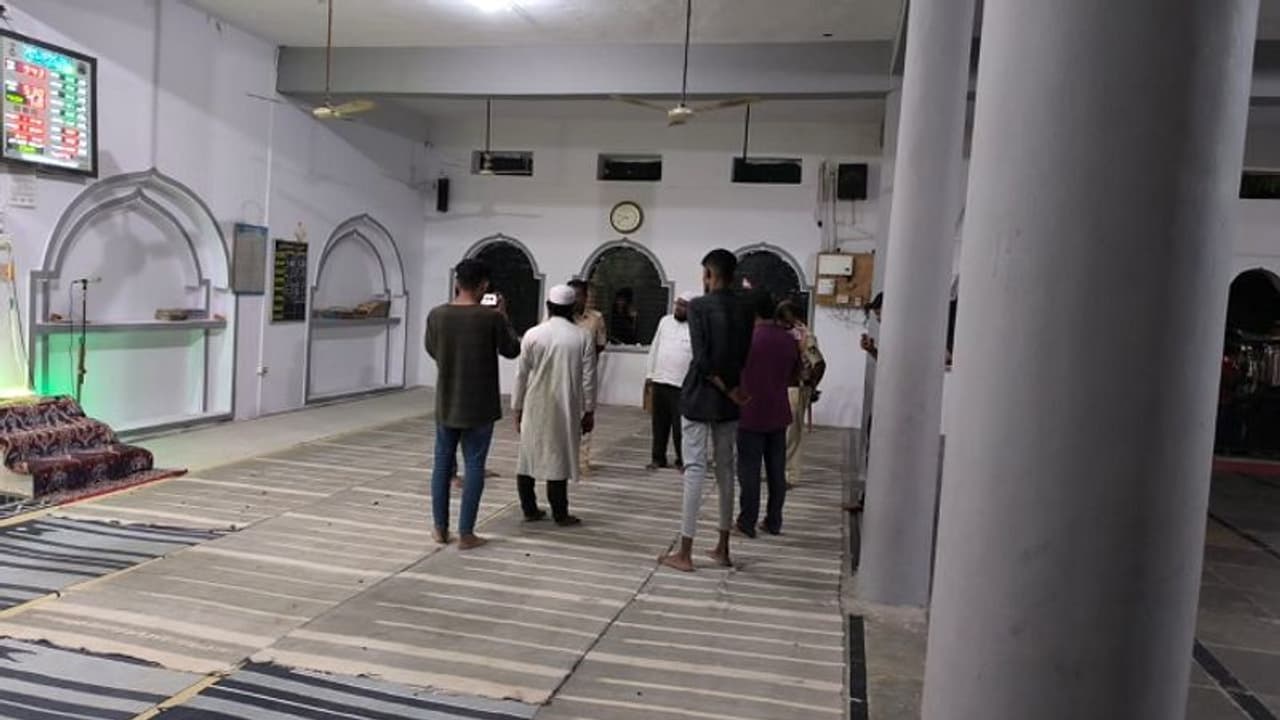 Karnataka: Tensions erupt in Raichur mosque as miscreants throw beer ...