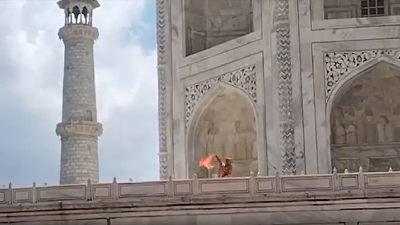 आगरा के ताजमहल में सावन सोमवार पर महिला ने लहराया भगवा | Agra Taj Mahal ...