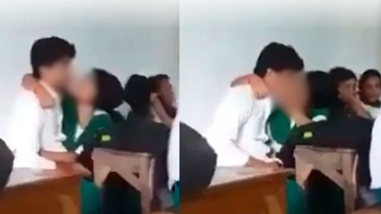 Students kissing in classroom: ಬೇರೆ ವಿದ್ಯಾರ್ಥಿಗಳಿರುವಾಗಲೇ ಕ್ಲಾಸ್‌ರೂಮ್ ...