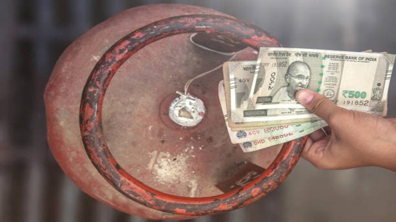 BIG relief! LPG cylinders at Rs 450 for ration card holders in ...