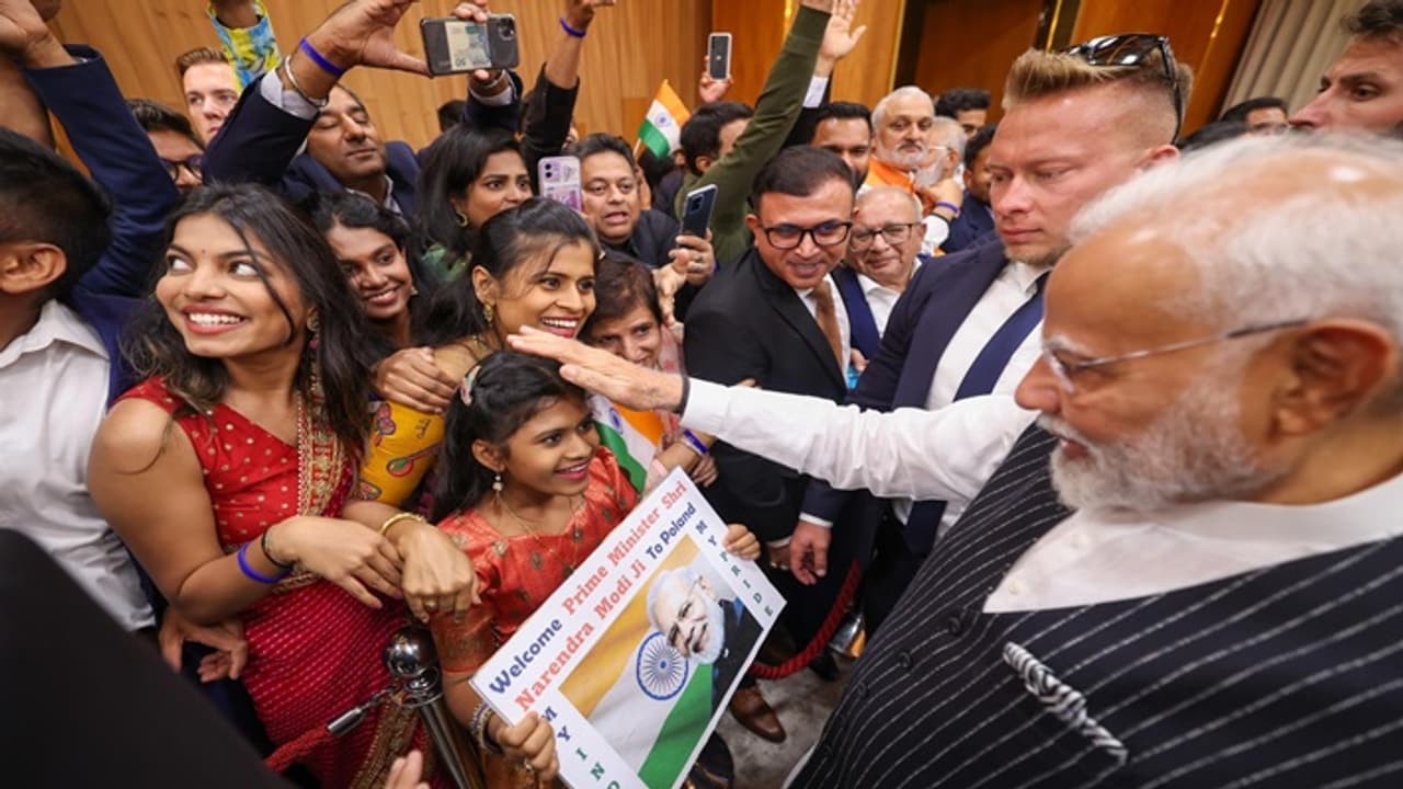 PM Modi In Poland ಪೋಲೆಂಡ್‌ನಲ್ಲಿ ಪ್ರವಾಸಿ ಭಾರತೀಯರಿಂದ ಮೋದಿಗೆ ಅದ್ದೂರಿ ...
