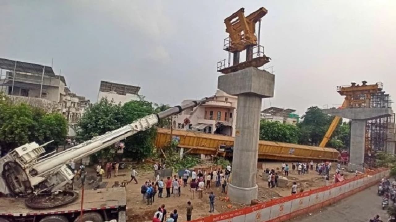 Surat crane accident video ಮೆಟ್ರೋ ಕಾಮಗಾರಿ ವೇಳೆ ಕುಸಿದು ಬಿದ್ದ ಕ್ರೇನ್ ...