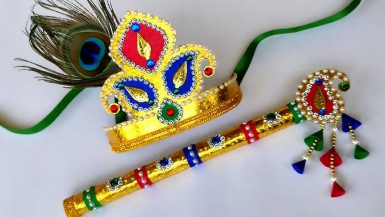 Janmashtami 2024 : 100 रुपयांपेक्षा कमी खर्चात तयार करा कृष्णाचा मुकुट ...