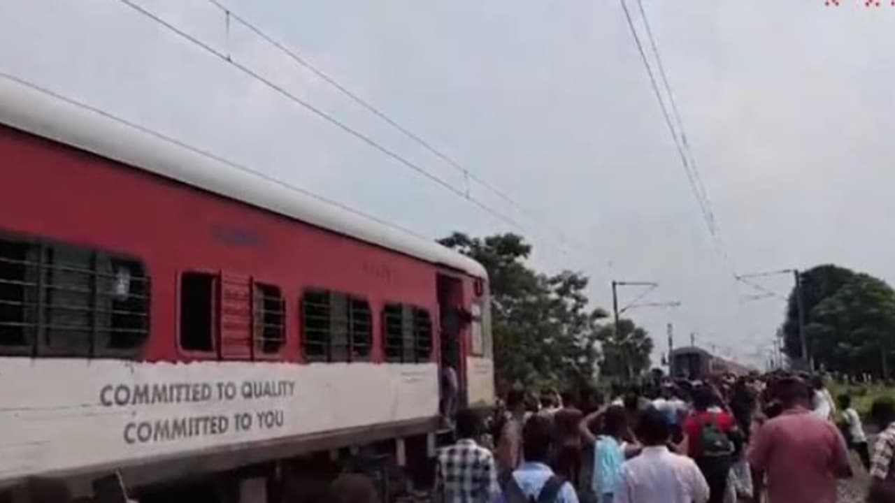 Patna: Magadh Express train split in two parts due to coupling failure ...