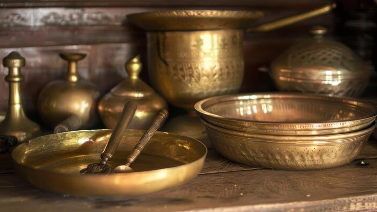 पीतल और तांबे के बर्तन पड़ गए हैं काले, तो चुटकियों में इस तरह करें साफ ...