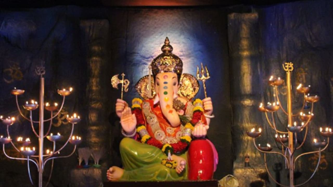 भक्तांनो घरबसल्या घ्या गणेशोत्सवाचा आनंद, पुण्यातील पाहा 6 गणेश ...