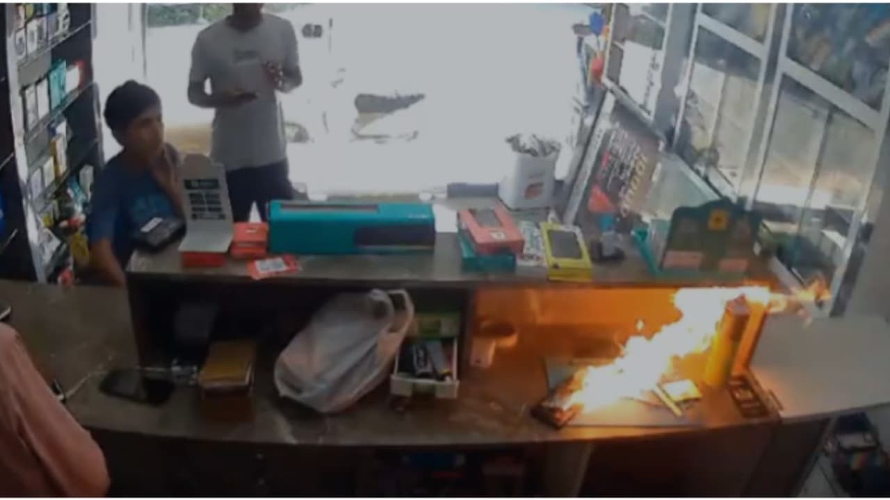 mobile phone fire and exploded visuals മൊബൈല്‍ ഫോണ് ...
