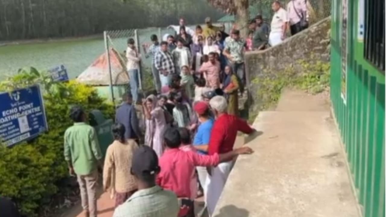 മൂന്നാർ എക്കോ പോയിന്റിൽ ടിക്കറ്റിനെച്ചൊല്ലി തർക്കം; വിനോദ സഞ്ചാരികളെ ...
