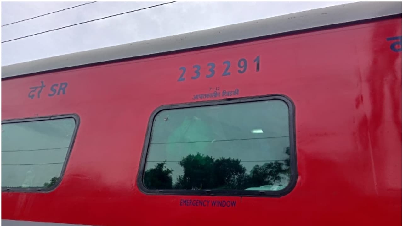 Stone pelting against Mangala Express train ‌| ഓടുന്ന ട്രെയിനിന് നേരെ ...