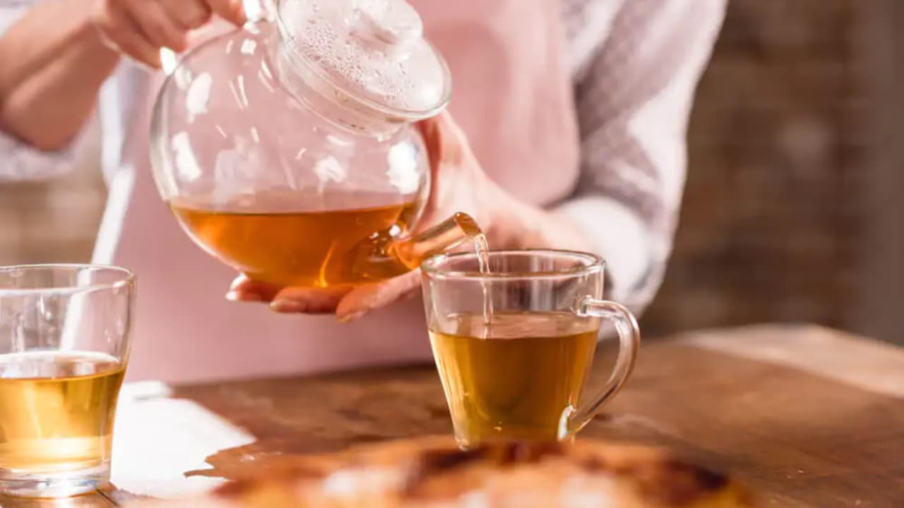 तणाव दूर करण्यासाठी प्या या स्पेशल मसाल्याची चहा, वाचा गुणकारी फायदे ...