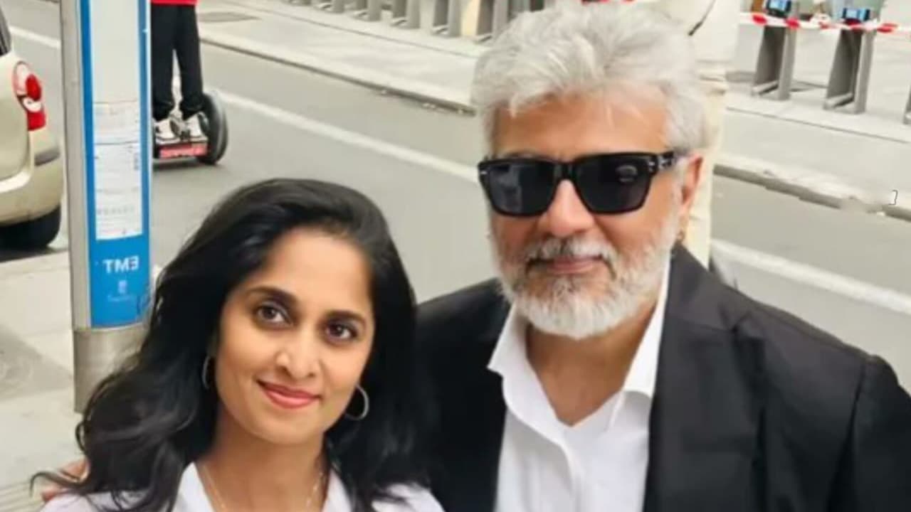 Ajith Outing With Shalini : காதல் மனைவி ஷாலினி உடன் வீதி உலா வந்த ...