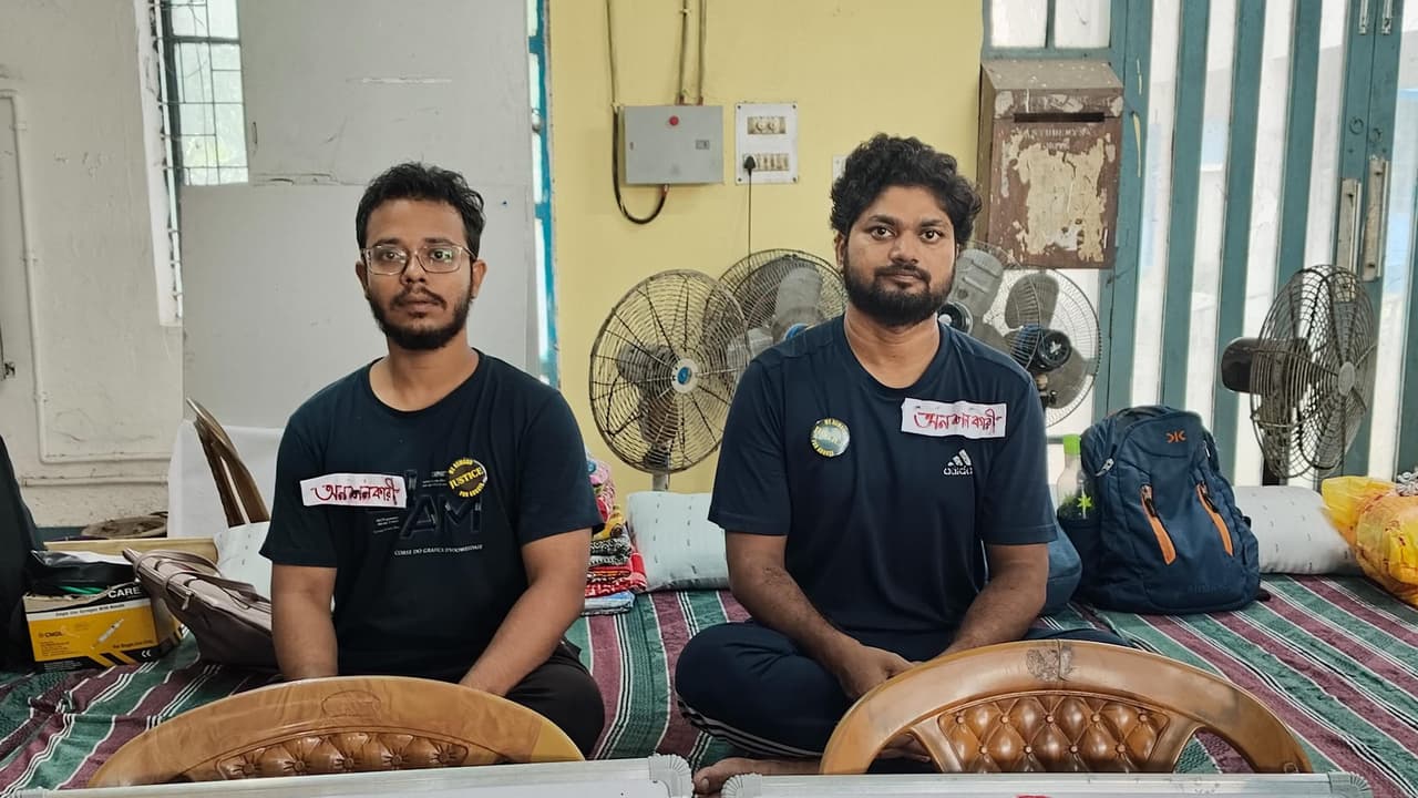 অনিকেতের পরে গুরুতর অসুস্থ অলোক, উত্তরবঙ্গে টানা ১৪৭ ঘণ্টা অনশন করে এখন ...