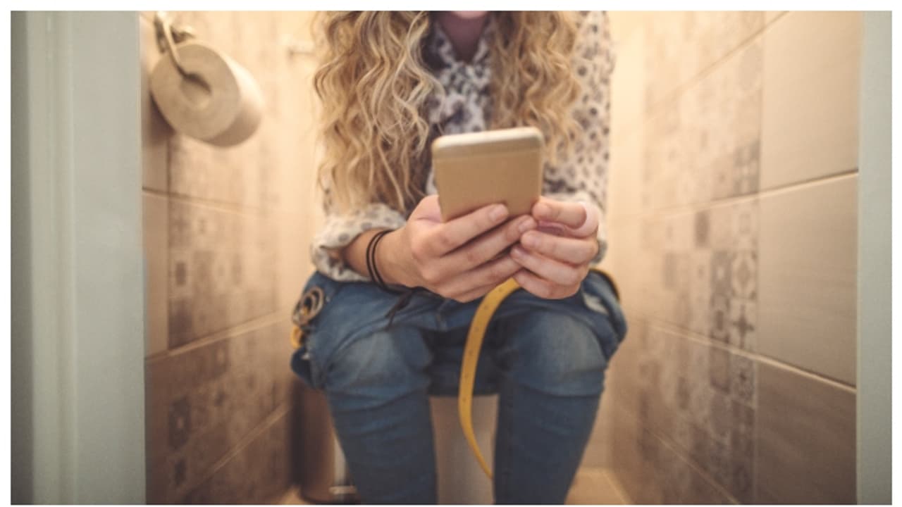Do you take your phone to toilet? Study reveals THESE shocking health ...