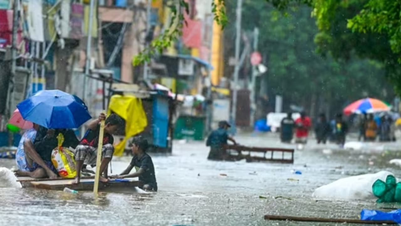 Chennai reels under heavy rain, orange alert issued for seven Tamil ...