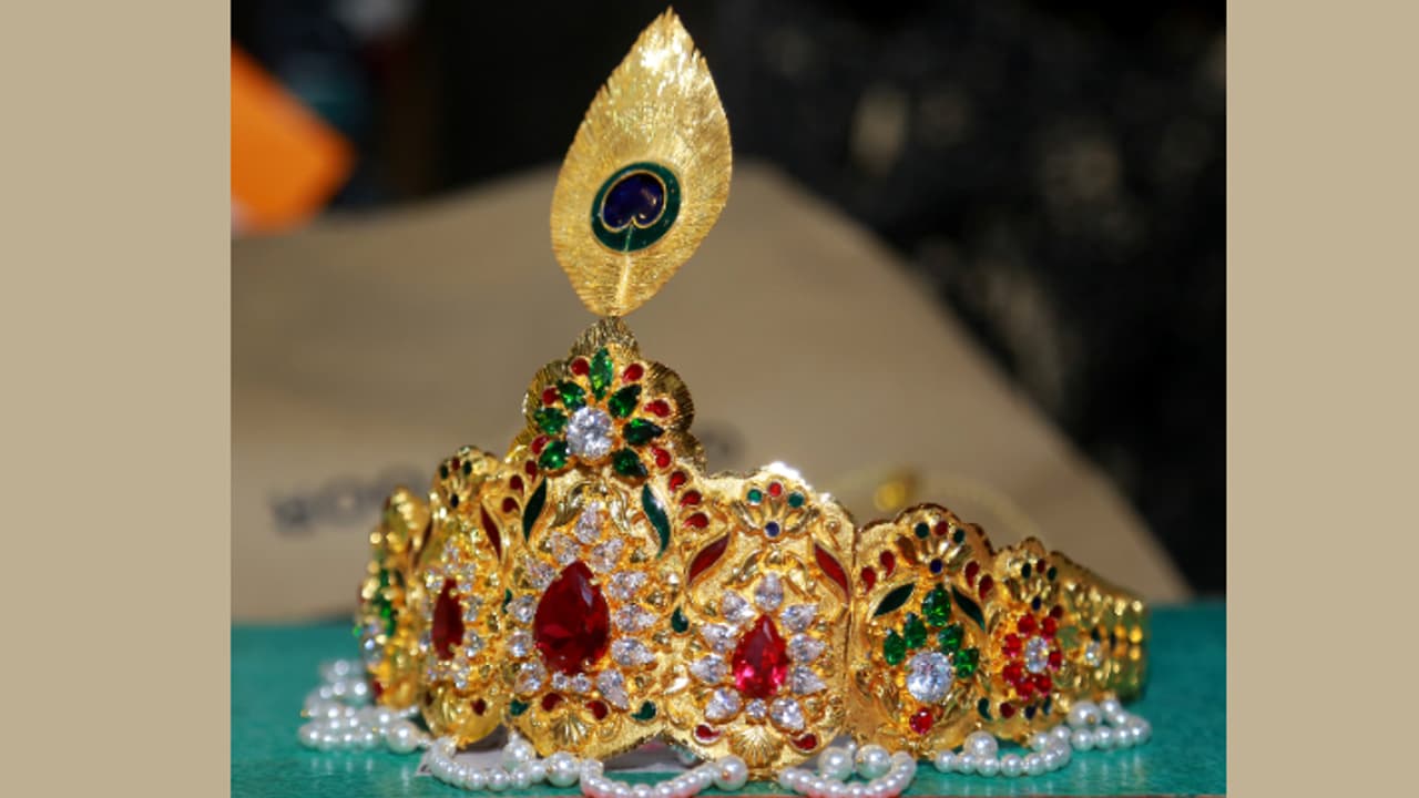 25 Pavan Golden Crown for Guruvayurappan by Expat കണ്ണന് 25 പവന്‍റെ ...