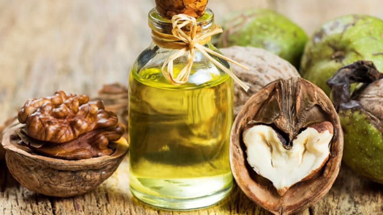 തലമുടി കൊഴിച്ചിലുണ്ടോ? മുടി വളരാന്‍ വാൾനട്ട് ഓയില്‍ ഇങ്ങനെ ഉപയോഗിക്കൂ ...