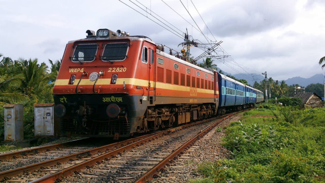 Trains Cancelled in Tamil Nadu : டானா புயல் எதிரொலி; சென்னை, திருச்சி உள்ளிட்ட பல வழித்தடங்களில் ...