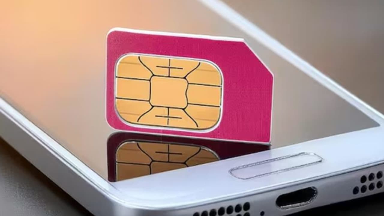 Sim Card Fact: సిమ్ కార్డు చివరిలో ఇలా ఎందుకు కట్ అయి ఉంటుంది.? అస‌లు రీజ‌న్ ఏంటంటే. | Sim Card ...