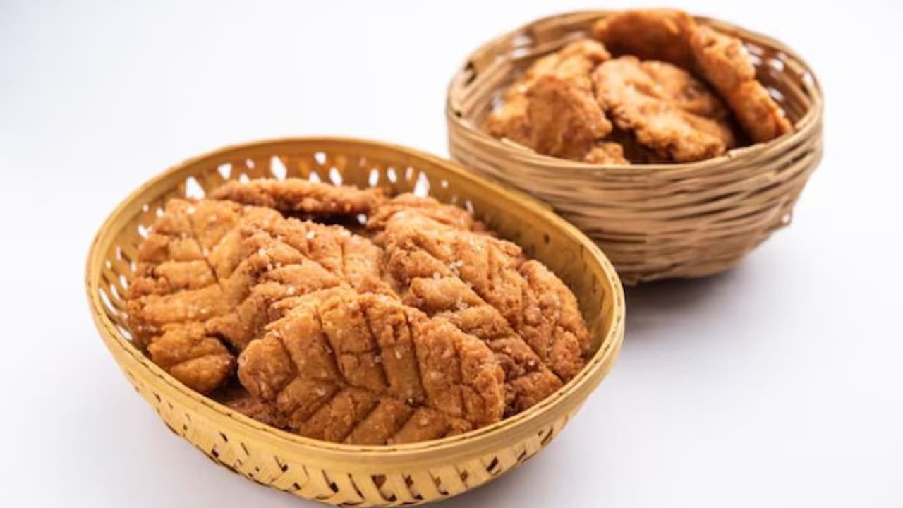 How to make Bihar's special Thekua for Chhath Puja celebrations | How ...