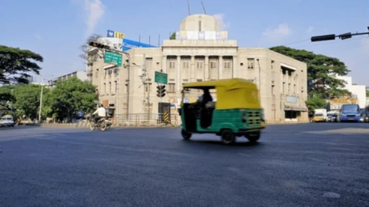 Bengaluru: BBMP restricts JC Road traffic for white-topping ...