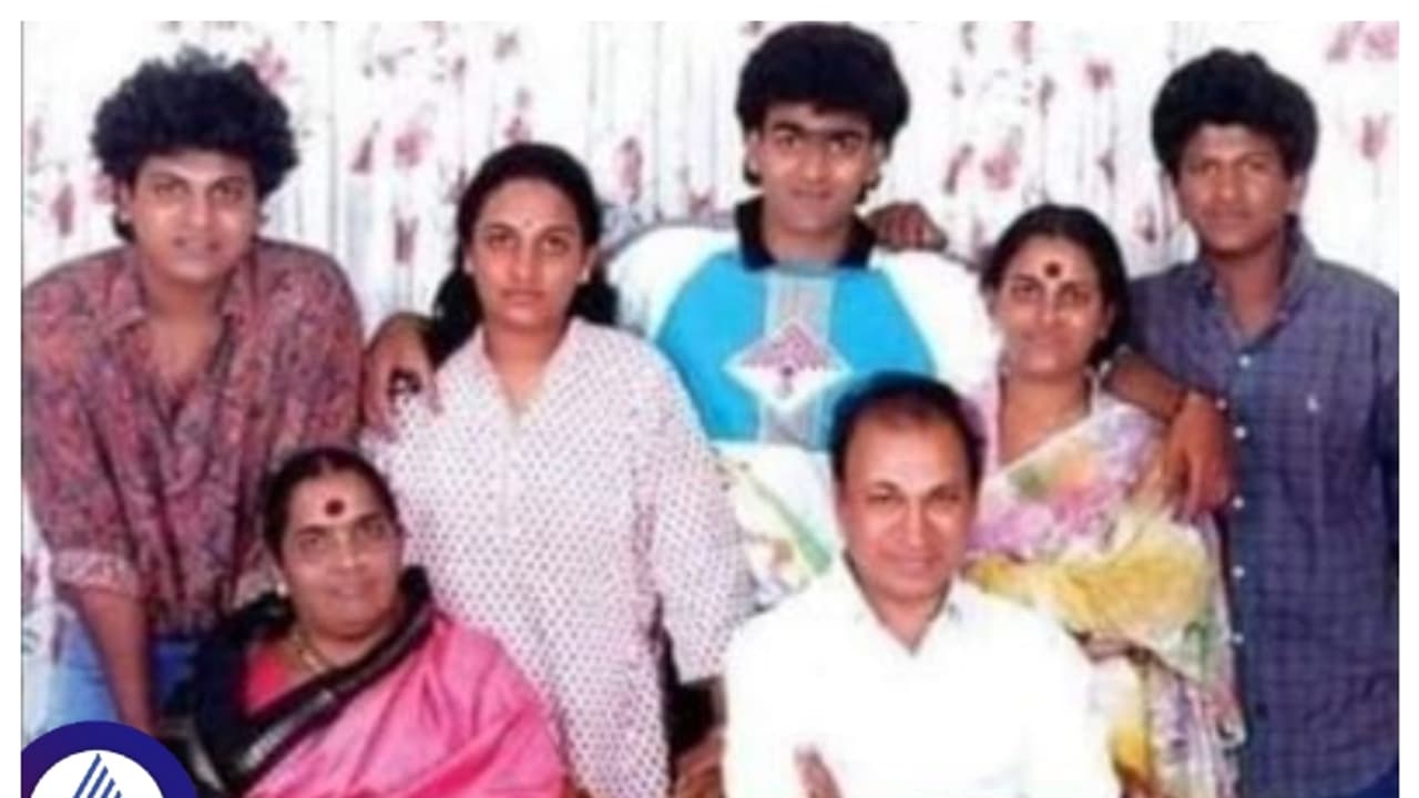 Dr Rajkumar Family Photoಗೆ ದೃಷ್ಟಿ ಬೀಳದಿರಲಿ ದೊಡ್ಮನೆ ಕುಟುಂಬದ ಈ ಫೋಟೋಗೆ ...
