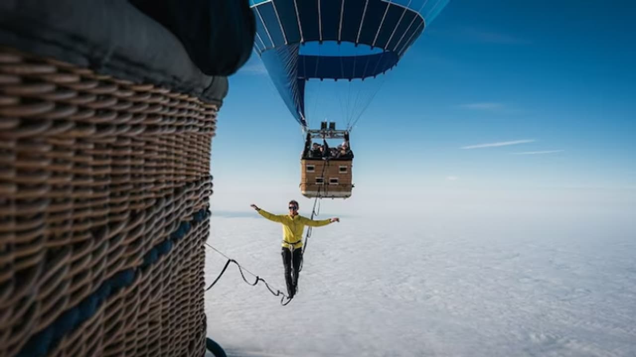 Viral video: German slackliners' walk between hot air balloons at 2.5 ...
