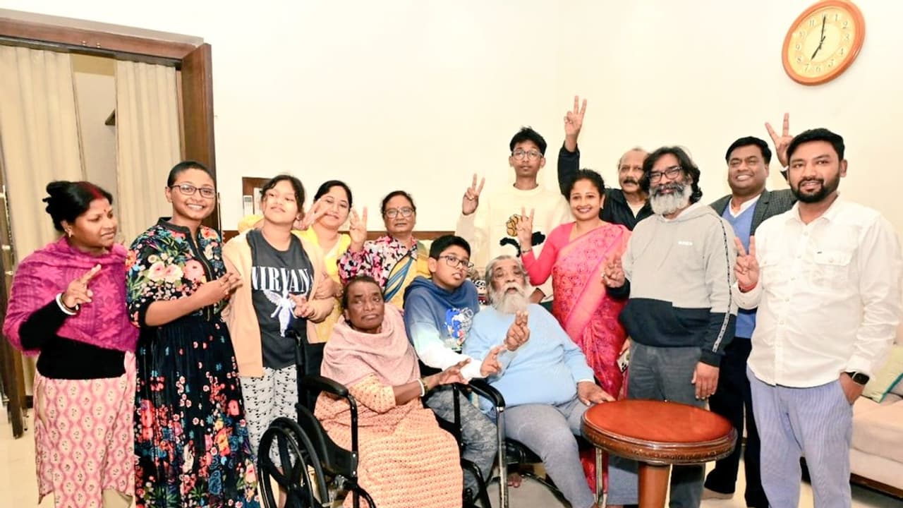 हेमंत सोरेन का झारखंड में राजतिलक: अपने पिता शिबू सोरेन का तोड़ेंगे ...