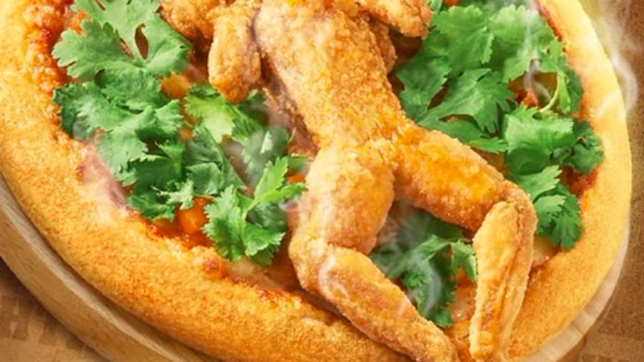 Pizza के साथ इंसानी शरीर जैसा ये कौन सा जीव खा रहे चीनी, हैरान कर देगी ...