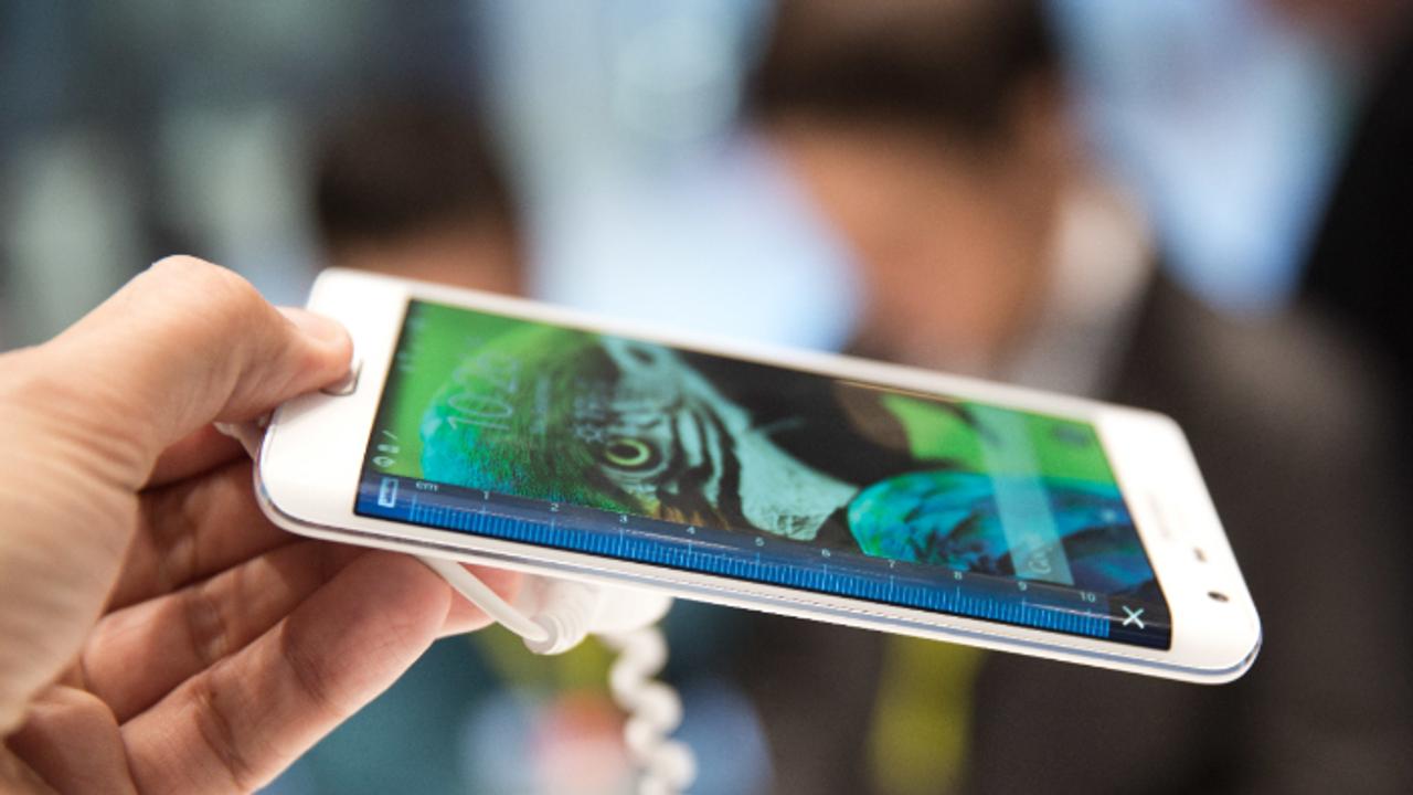 Samsung New Curved Display Technology | സാംസങ് കര്‍വ്ഡ് ഡിസ് ...