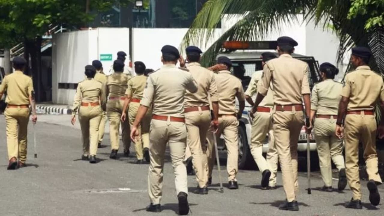 তারস্বরে মাইক বাজানো বন্ধ করতে গিয়ে মার খেল পুলিশ, মাথা ফাটল পুলিশ ...