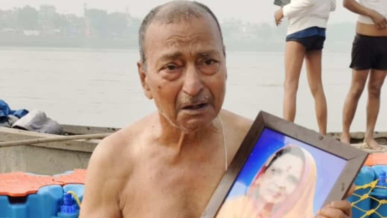 Mahakumbh 2025: Man's dead mother performs ‘Maha Snaan’ in Triveni Sangam, photo goes viral ...