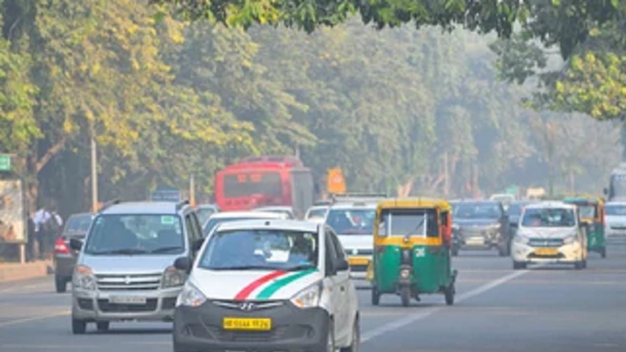Auto & Car Drivers Fined For Driving Without Helmet: ಅರೆರೆ ಇದೆಂತ ...