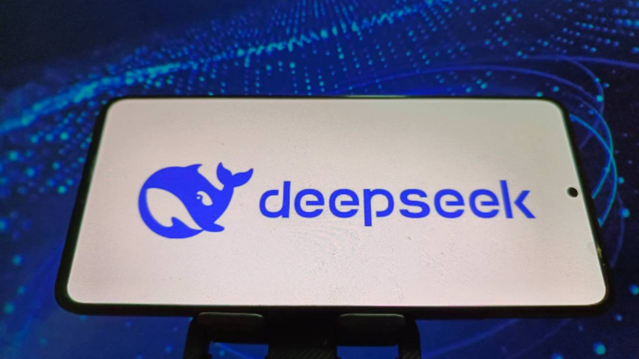 DeepSeek EXPLAINED | How it works, who is behind it? Will it be a game ...