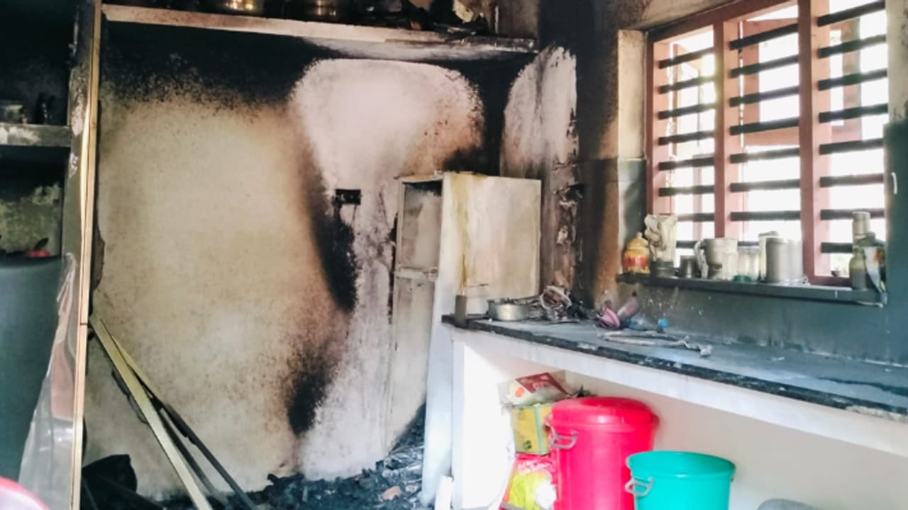 Fridge blast at kozhikode damage for house; വീട്ടുകാർ ഉറക്കത്തിൽ ഉഗ്ര ...