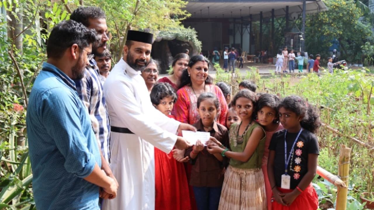 Orthodox church help for students at Model LPS പച്ചക്കറി മോഷണം തടയാ ...