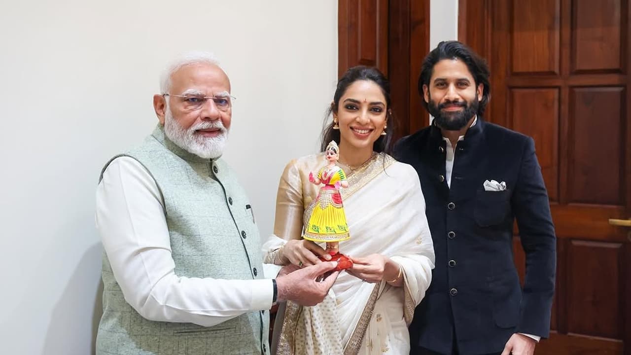 PHOTOS: Sobhita Dhulipala, Naga Chaitanya meet PM Modi; gifts Kondapalli bommalu | Asianet Newsable