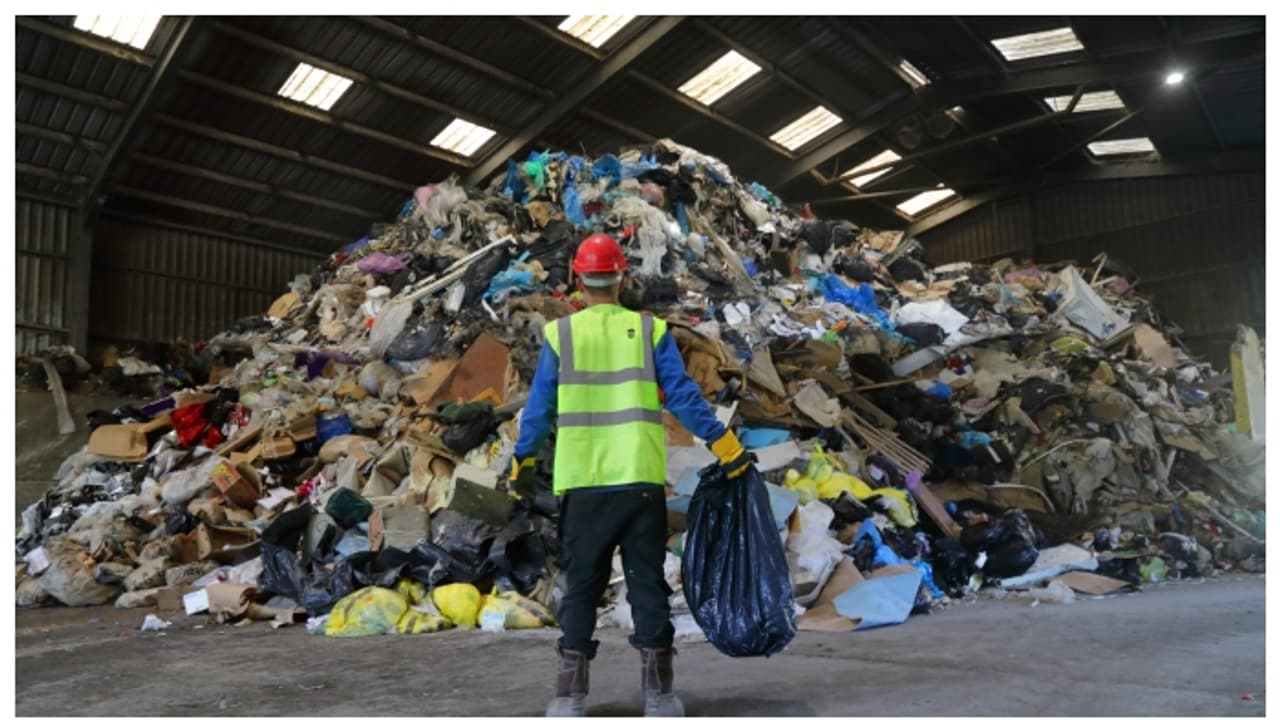 23 year old earns 9 lakhs a month by collecting garbage and selling it ...