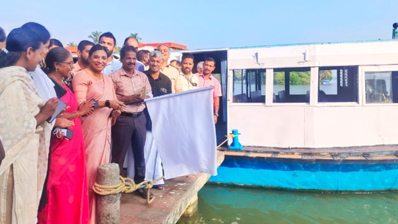 News boat service from Aroor;'പോകാം ബ്ലോക്കില്ലാതെ', ദേശീയപാതയിലെ ട്രാഫിക്ക് ബ്ലോക്ക് കുറയ്ക്കണം ...