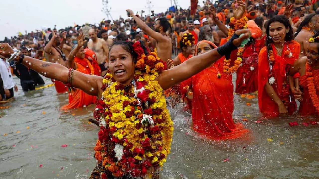 The Secret Ritual of Female Naga Sadhus: Taking Pavitra Snan in Ganga ...