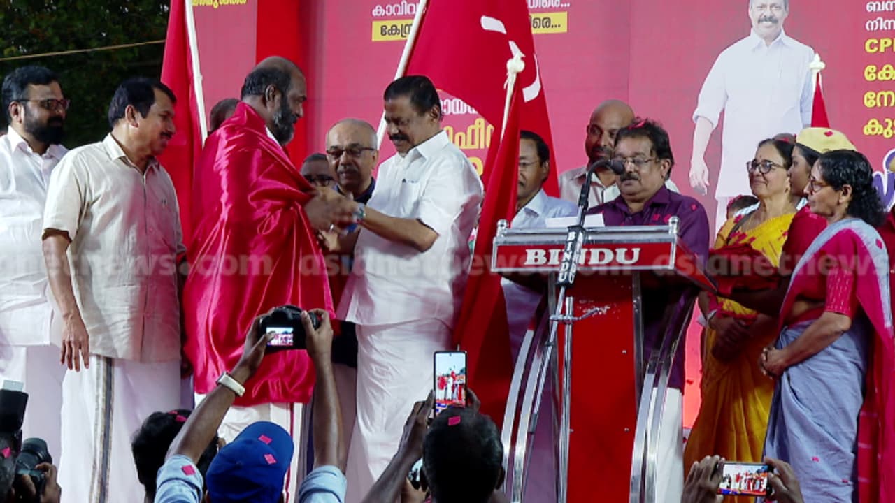 ചേവായൂർ സഹകരണ ബാങ്കിലെ കോൺഗ്രസ് വിമതർ സിപിഎമ്മിൽ; സ്വീകരിച്ചത് എംവി ...