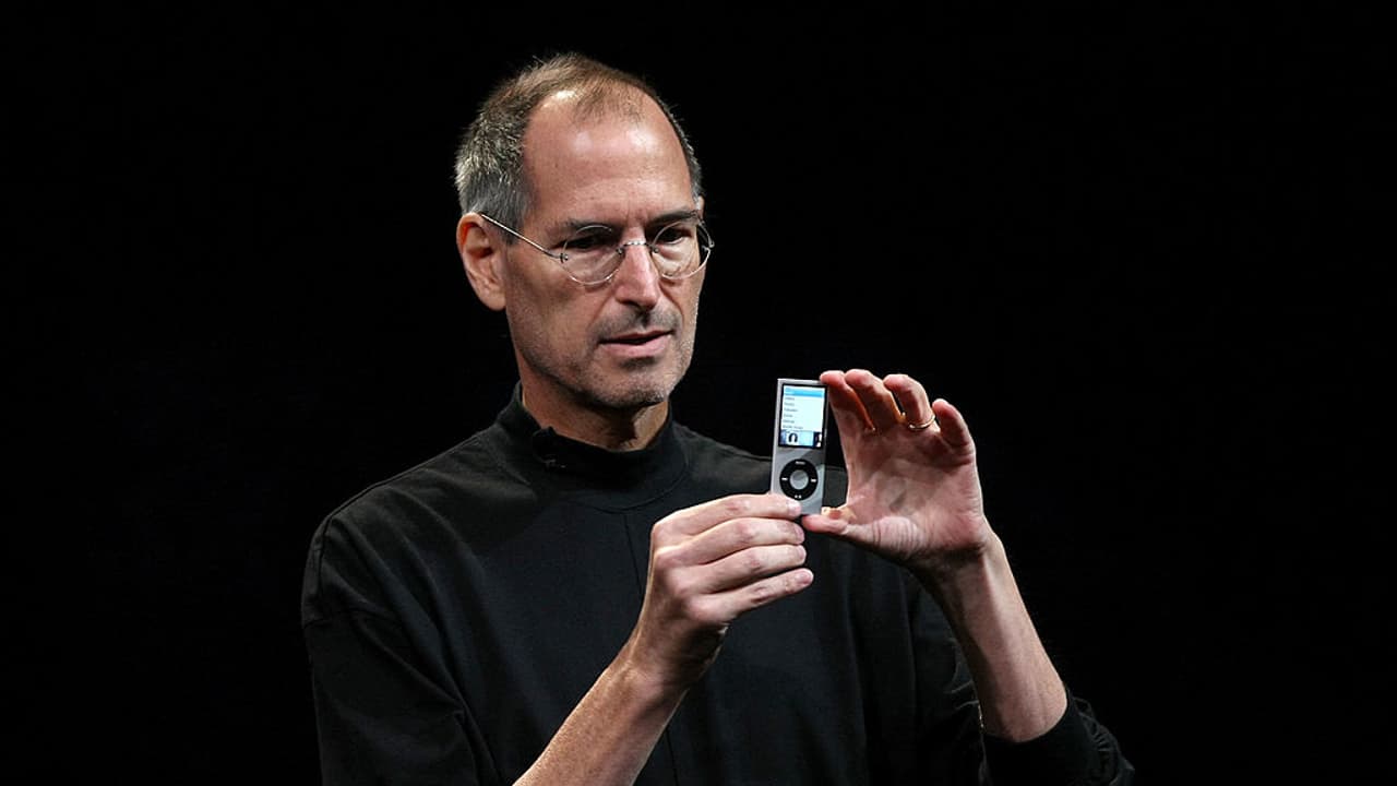 Apple CEO Tim Cook paid a tribute to Steve Jobs on his 14th death ...