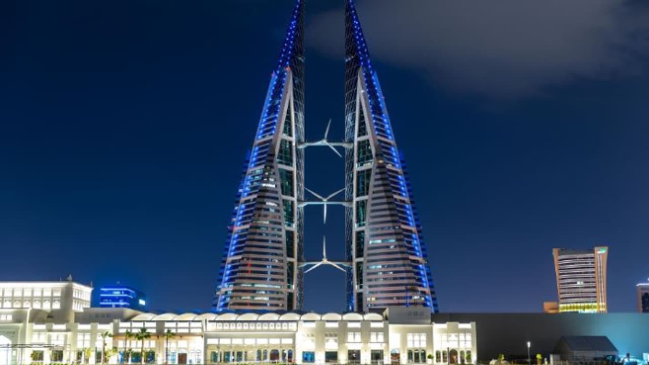 കെട്ടിടങ്ങളെല്ലാം നീല നിറത്തിലുള്ള പ്രകാശത്താൽ അലങ്കരിച്ചു, കുവൈത്ത് ...