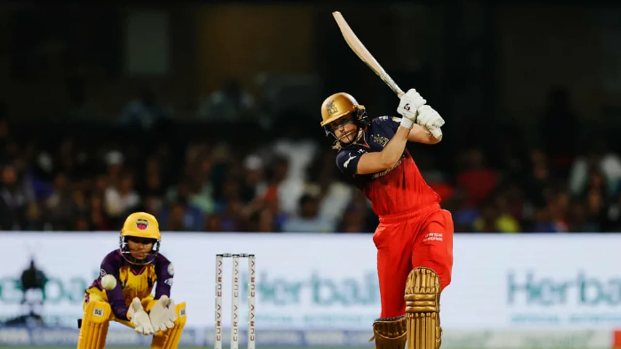 WPL 2025: RCB captain Smriti Mandhana apologizes to Ellyse Perry after ...
