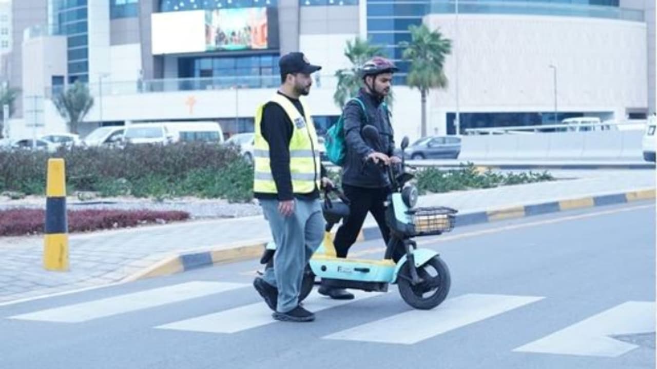 ബഹ്റൈനിൽ നിയമം മറികടന്ന് പൊതു നിരത്തുകളിൽ ഇ-സ്കൂട്ടറുകൾ, കയ്യോടെ ...