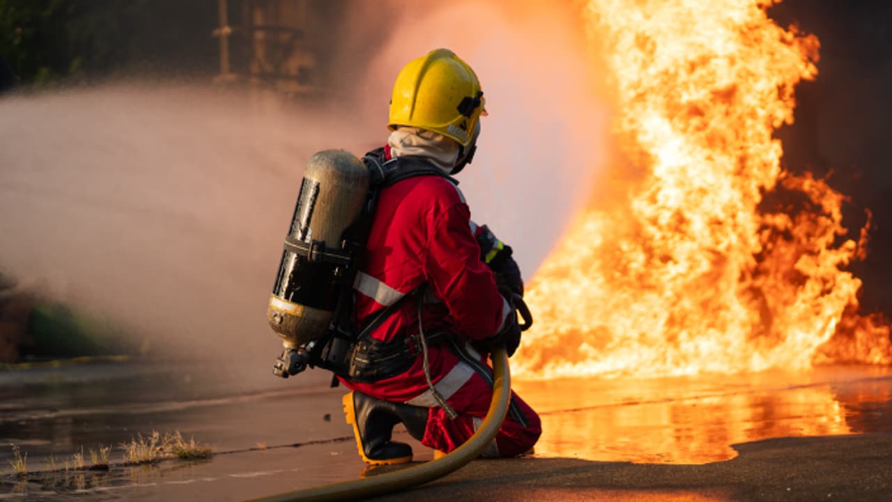കുവൈത്തിൽ ഗതാ ഗതക്കുരുക്കിനിടെ റോഡിൻ്റെ മധ്യത്തിൽ വാഹനത്തിന് തീപിടിച്ചു ...