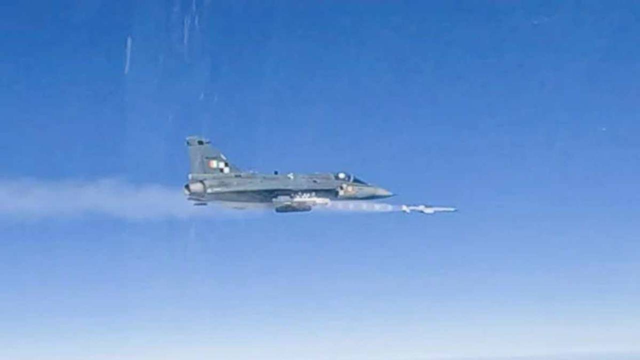 Tejas Fighter Jet Missile test: Successfully completed in Odisha: தேஜஸ் ...