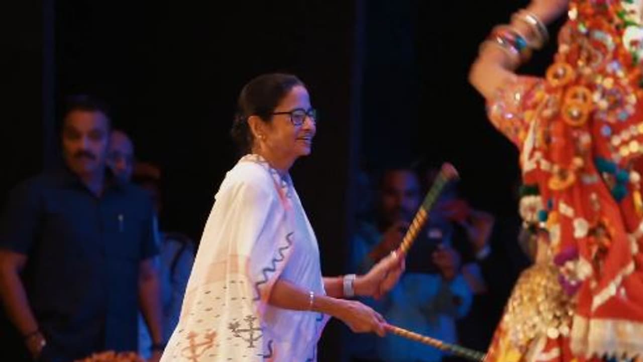 West Bengal CM Mamata Banerjee celebrates Doljatra; dances Bhangra and ...