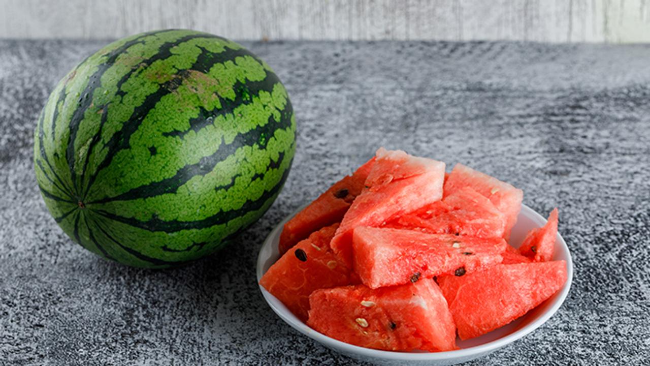 Real vs Fake Watermelon: हेल्दी समझ के कहीं नकली तरबूज तो नहीं खा रहे ...